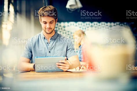 새싹 통해 매력적인 사람 중 사용하여 디지털 태블릿 카페에서 2명에 대한 스톡 사진 및 기타 이미지 2명 고객 남성 Istock