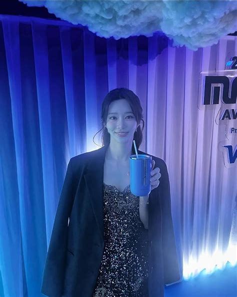 꽈당 이주빈 꼬리뼈 괜찮아요~ 눈부신 드레스 입고 미소 짓는 여신의 여유 스타와 패션