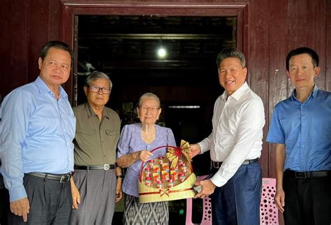 លោកទេសរដ្ឋមន្ត្រី ស៊ុន ចាន់ថុល សួរសុខទុក្ខលោកយាយ ខាវ ថងញ៉ុត ភរិយារបស់អធិរាជសំឡេងមាស ស៊ិន