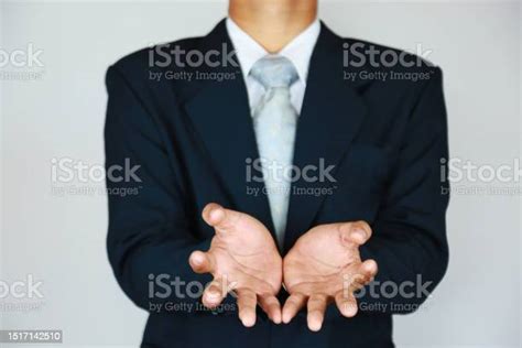 양복과 컨셉을 가진 사업가가 사업에 맞서 싸운다 상인 개념과 행동은 비즈니스와 싸우고 있습니다 사업가와 함께 산업 개념과 지원 프레젠테이션 파일을 위해 행동합니다 개념에