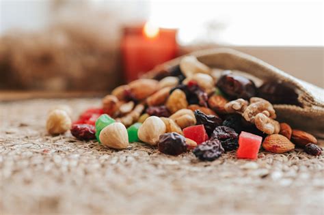 설탕에 절인 과일과 말린 과일 한 봉지가 테이블 위에 있습니다 0명에 대한 스톡 사진 및 기타 이미지 0명 가방 건강한 식생활 Istock