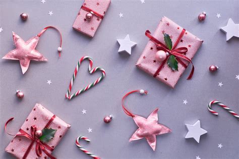 분홍색 선물 상자 줄무늬 사탕 지팡이 장신구 및 장식 별 회색 종이에 기하학적 창조적 인 평면 레이아웃축제 크리스마스 배경 0