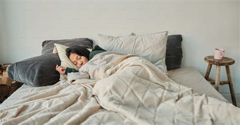 베개와 담요를 덮고 침대에 누워 있는 여자 사진 Unsplash의 슬픈 여자 이미지