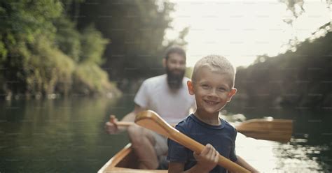 아름다운 화창한 날에 아버지와 함께 카누를 노를 젓는 법을 배우는 소년 사진 Unsplash의 세르비아 이미지