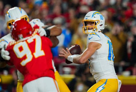 Justin Herbert Injury Update Chargers Qb Reenters After Injury Scare