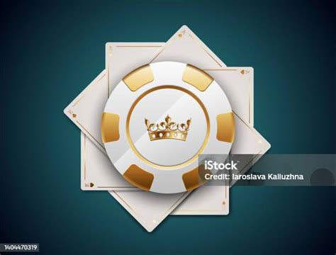 Vip 포커 럭셔리 화이트와 골든 칩 화이트 에이스와 왕 카드 벡터 카지노 로고를 재생합니다 로얄 포커 토너먼트 또는 청록색 배경에 크라운이있는 클럽 엠블럼 겜블링 칩에