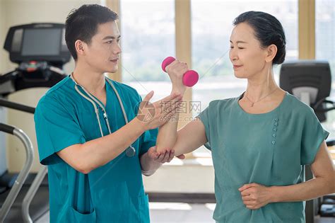医生协助病人康复锻炼高清图片下载 正版图片507654729 摄图网