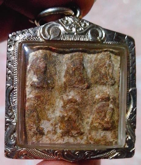 ประมูล พระกรุนาดูน แผงตุ๊กตาตัด 6 เนื้อหินมะขามเปียก นิยม เลี่ยมเงินพร้อมใช้สวยสมบูรญ์มาก พระ