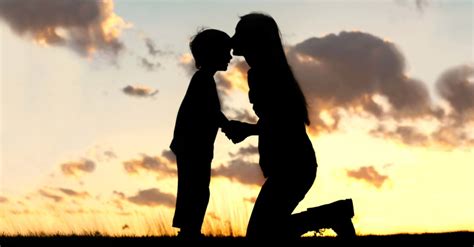 Viral Una Madre Ayuda A Su Hijo Con Sus Tareas Mientras Ella Conduce