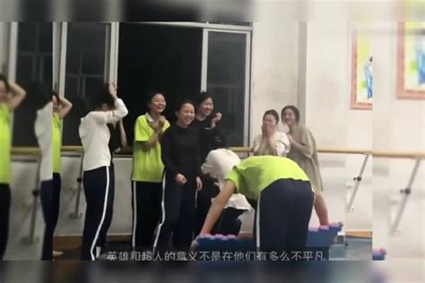 刚训练完女生在窗口吹风男生拿垫子扇风人见人爱的男生啊