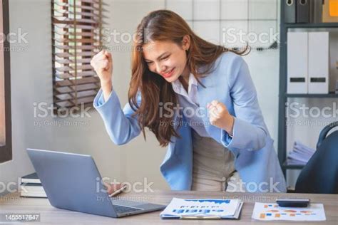 마케팅 재무 회계 기획 아름다운 나뭇잎을 가진 아시아 여성 사업가 팀 리더는 성공적인 회사 업무 후 기쁨을 보여줍니다 개념에 대한 스톡 사진 및 기타 이미지 Istock