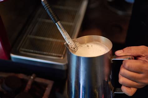 바리 스타 변호사 커피 Barlatte 준비 커피 기계에 커피를 만든다 손 바텐더 요리 커피 스팀 우유 준비 필드의 얕은 깊이 라 떼 커피 우유 라떼에 대한 스톡 사진 및