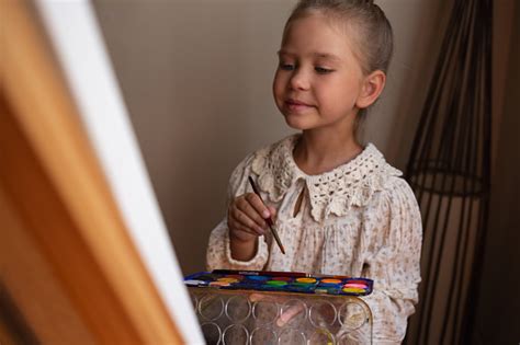 작은 귀여운 소녀는 이젤에서 캔버스에 페인트로 그림을 그립니다 4 5세에 대한 스톡 사진 및 기타 이미지 4 5세 공예 교육 Istock