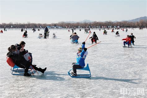 冬天冰上游乐项目 冰上游玩项目 窦王岭游乐场游乐项目 大山谷图库