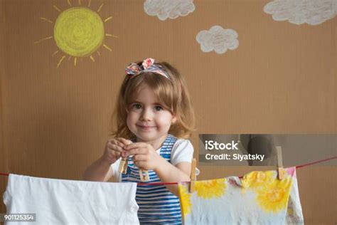 작은 예쁜 여 자가 손을 넣어 옷 핀와 응답 밖으로 옷을 건조 개념적 가사입니다 아기 엄마는 데 도움이 2 3 살에 대한 스톡 사진 및 기타 이미지 Istock