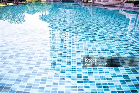 닫기 최대 수영 Poolswimming 수영장 바닥 무늬 리플과 파도 배경으로 합니다 고급 호텔의 수영장입니다 0명에 대한 스톡 사진 및 기타 이미지 Istock