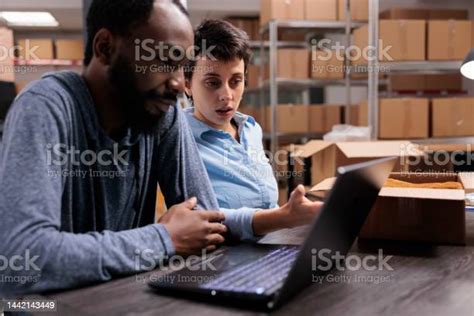 창고의 테이블에 앉아 노트북 컴퓨터로 운송 물류를 확인하는 다양한 직원 2명에 대한 스톡 사진 및 기타 이미지 2명 경영자 공장 산업 건물 Istock
