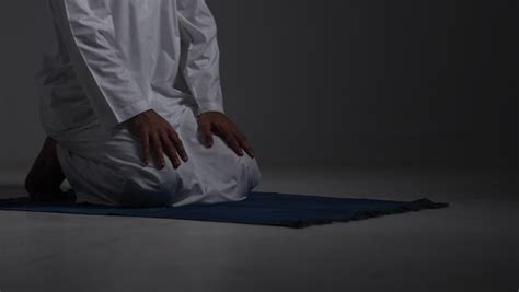 مشهد رجل مسلم يصلي فيكتور 47977 مكتبة الفيكتور فيكتور عربية خليجية