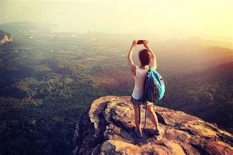 ⬇ Скачать картинки Девушка на горе стоковые фото Девушка на горе в хорошем качестве Depositphotos