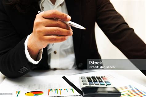 현대 사무실 재무 및 비즈니스 개념에서 차트 그래프 및 계산기로 재무 보고서 프로젝트 회계를 작업하고 분석하는 아시아 회계사 경제에 대한 스톡 사진 및 기타 이미지 Istock