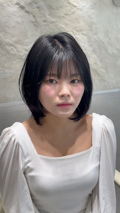 역삼각형의 얼굴에는 빈공간을 채워줄 수 있는 볼륨감이 중요해요 사이드뱅으로 광대의 부각을 줄이고 하관의 부족함를 더해준 층이 적은 단발레이어드 툴툴 털어말리기만해도 스타일