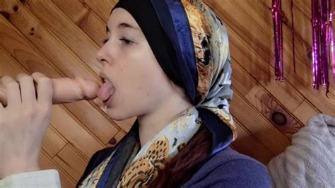 Une Belle Musulmane Shabille Pour Aller En Cours Mais Veut Sucer Avant