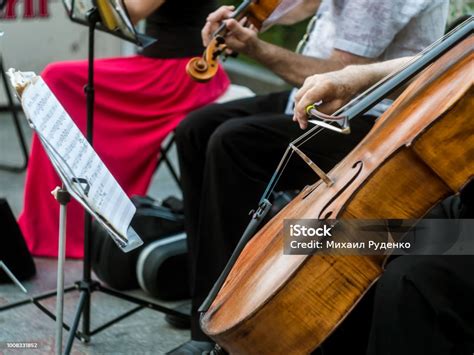 첼로 연주자 그룹 거리에서 음악을 수행 남자 바이올린 연주 노인에 대한 스톡 사진 및 기타 이미지 노인 야외 Classical Concert Istock