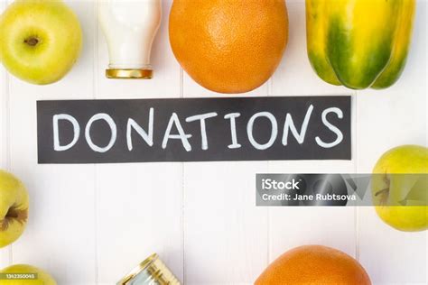 시리얼 통조림 식품 우유 채소 분필 기부가 있는 과일은 흰색 나무 테이블에 서명합니다 플랫 레이 복사 공간 0명에 대한 스톡