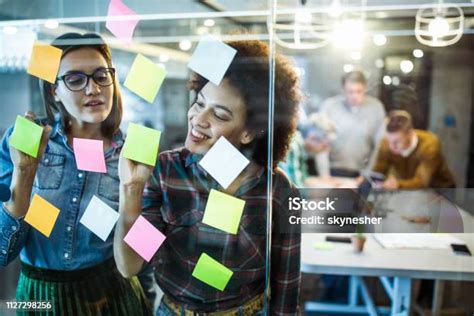 유리에 지도 하는 마음을 만드는 젊은 크리에이 티브 여자는 사무실에서 벽 계획에 대한 스톡 사진 및 기타 이미지 계획 그래픽 디자이너 기업 비즈니스 Istock