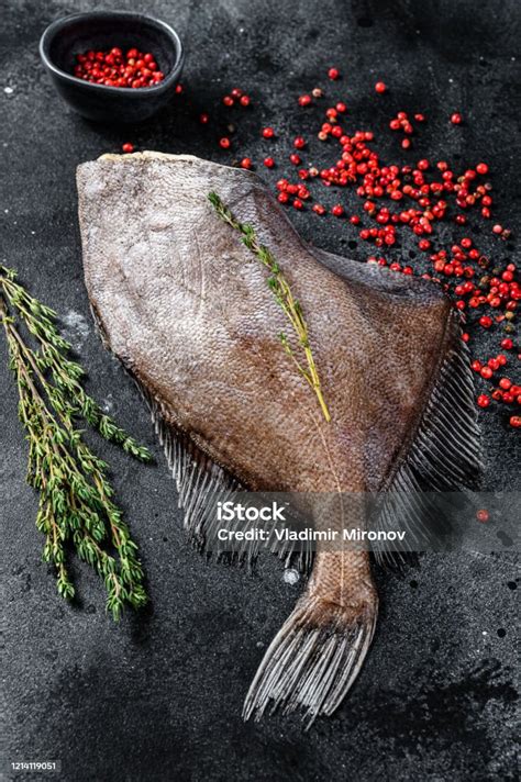분홍색 후추와 백리향을 곁들인 생 신선한 존 도리 생선 검은 색 배경입니다 맨 위 보기 0명에 대한 스톡 사진 및 기타 이미지 0명 갈색 건강한 식생활 Istock