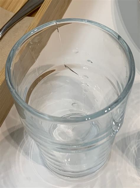 충격으로 깨진 유리컵