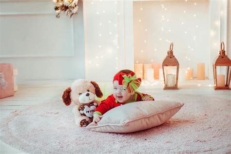 가족 귀여운 기쁨 녹색 활 놀이방 누워 있는 단란함 따뜻함 랜턴 머리띠 미소 짓는 베개 봉제 인형 봉제완구 부드러운 조명 빨간 옷 사랑