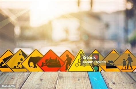 다채로운 보케 빛과 오래된 빈 나무 테이블 배경 흐림 교통 도로에 교통 경고 표지판의 집합입니다 교통 및 여행 개념의 공간을 복사합니다 제품 디스플레이 프레젠테이션 레트로