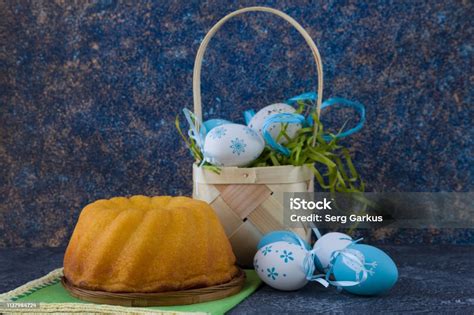 다크 스톤 테이블의 바구니에 담긴 부활절 빵과 파란 부활절 달걀 0명에 대한 스톡 사진 및 기타 이미지 0명 검은색 계절 Istock