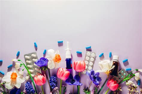 계절 봄 알레르기 모형 알약과 비강 스프레이는 보라색 꽃으로 평평하게 놓여 있습니다 알레르기가 있는 사람들을 위한 약 우주 건강