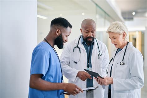 팀워크 말하기 또는 웹 연구를 통해 병원의 의사 간호사 및 태블릿 복도에서 환자 기록에 대한 의사 소통 토론 또는 공동 작업을 수행하는 건강 의료 및 의료 전문가 25 29