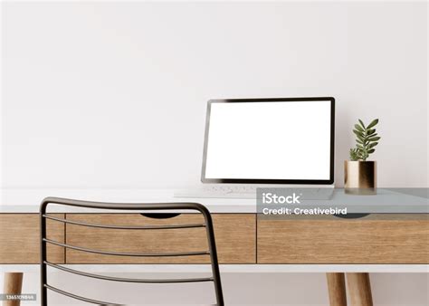 집이나 사무실에서 나무 테이블에 빈 흰색 화면노트북 컴퓨터 모의 응용 프로그램 게임 웹 사이트 프리젠 테이션을위한 여유 공간 흰색 벽 의자 식물아늑한 인테리어 3d 렌더링