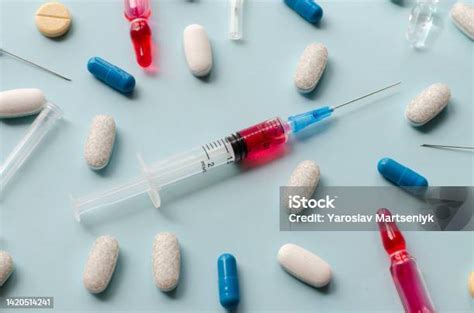 외과 용품 약으로 주사기 항생제 앰플 여러 가지 색의 알약이 테이블 위에 놓여 있습니다 감기약 의사는 환자에게 주사를합니다 비타민 0명에 대한 스톡 사진 및 기타 이미지