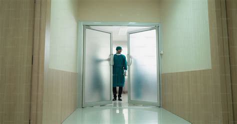 외과 의사 팀 개념 병원 의료 수술실의 전문 외과의는 환자 건강을 위한 전문 팀워크입니다 사진 Unsplash의 수술 용 마스크 이미지