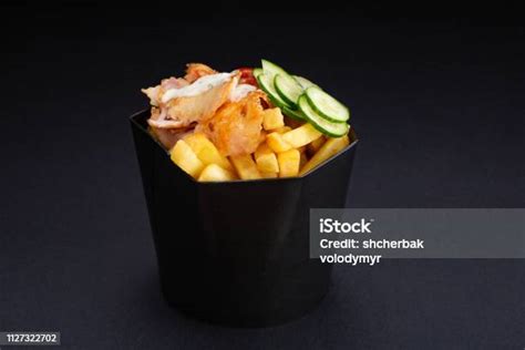 쇠고기 감자 튀김 야채와 소스 클로즈업 검은 배경에 Shawarma 접시 요리 위에서 가로 가기 보기 0명에 대한 스톡 사진 및
