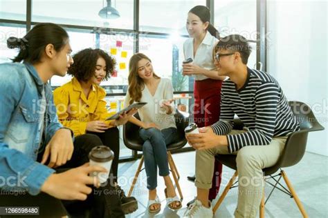 크리에이티브 에이전시 비즈니스 브레인 스톰 미팅 프레젠테이션 팀 제품 출시 프레젠테이션 기획 전략 새로운 비즈니스 개발에 대한 로드맵 논의 개념에 대한 스톡 사진 및 기타