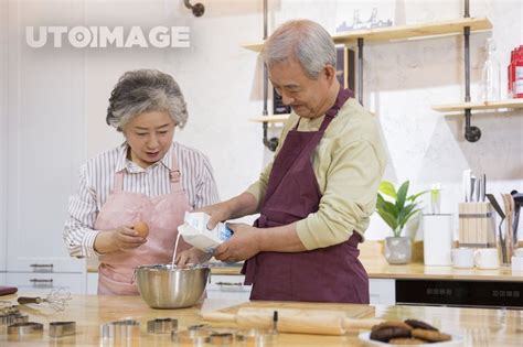 해피시니어 254 Pho630 유토이미지 사진 노인 생활 Pho630c 아시아 한국 한국인 동양 동양인 컨셉 실내 집 주방 베이커리 제과점