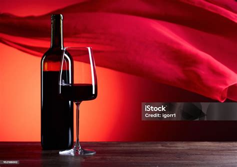안경 하 고 빨간 바탕에 레드 와인의 병 빨간색 투명 한 직물 빨라 바람에 고급 요리에 대한 스톡 사진 및 기타 이미지 고급 요리 그릇 라트비아 Istock