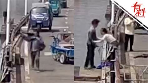 女子不慎踩空跌落河中情况危险 过路村民飞奔营救挽救生命腾讯新闻