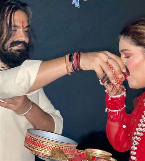 करवाचौथ सेलिब्रेशनः सोल्ह श्रृंगार कर सपना चौधरी ने छलनी में किए वीर