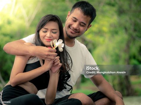발렌타인 연인 컨셉의 연기 설정입니다 젊은 커플 연인 공원에서 꽃과 함께 낭만적인 순간을 함께 데 2명에 대한 스톡 사진 및 기타 이미지 Istock