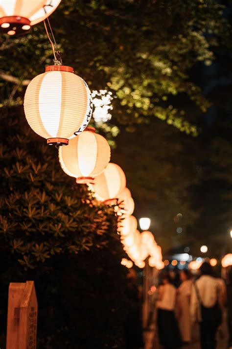 밤에 거리를 걷는 한 무리의 사람들 사진 Unsplash의 무료 일본 이미지