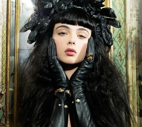 Блискуче міні голі стегна та готика Дева Кассель у розкішних луках попозувала в вишуканому