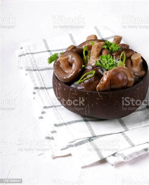 다진 그릇에 파슬리를 얹은 양파와 향신료를 곁들인 절인 우유 버섯 0명에 대한 스톡 사진 및 기타 이미지 0명 건강한 식생활 검은색 Istock