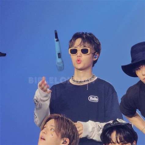 Treasure Community Posts To도영 💬🐰🌟 도영아 스웩으로 마이크 뒤집는 법 연습하고 있어 멋져보여요